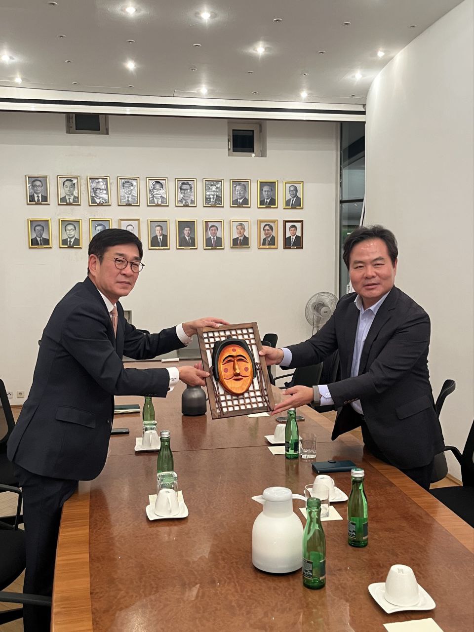 Botschafter Ham Sang Wook trifft Herrn Kim Hak-hong, Vize-Gouverneur ...