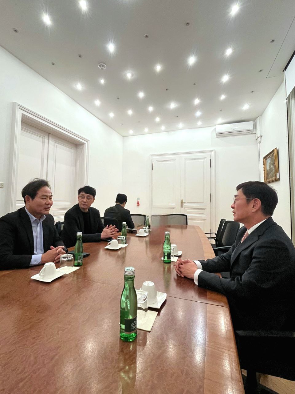Botschafter Ham Sang Wook trifft Herrn Kim Hak-hong, Vize-Gouverneur ...